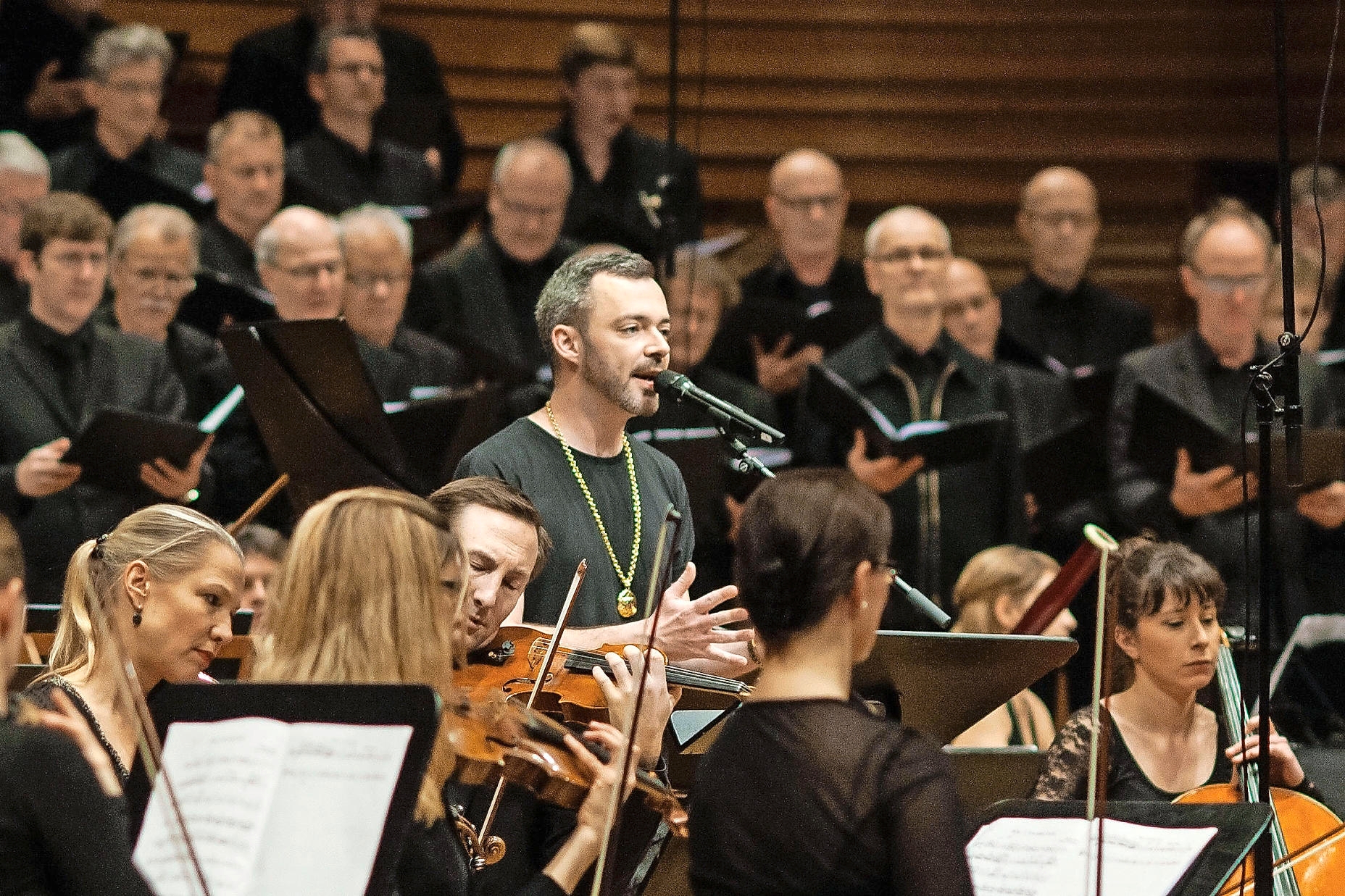 KKL: Greis erhebt sich aus 120 Chorstimmen
