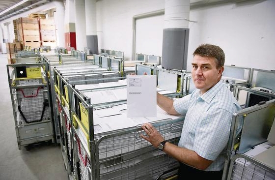 Das Kuvert mit Inhalt füllen