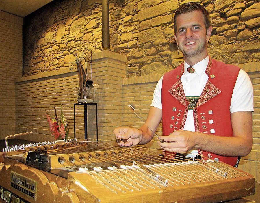 ESCHENZ: Ein Mann, 125 Saiten