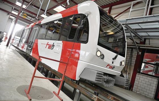 Neuer Zug kollidiert mit Bagger