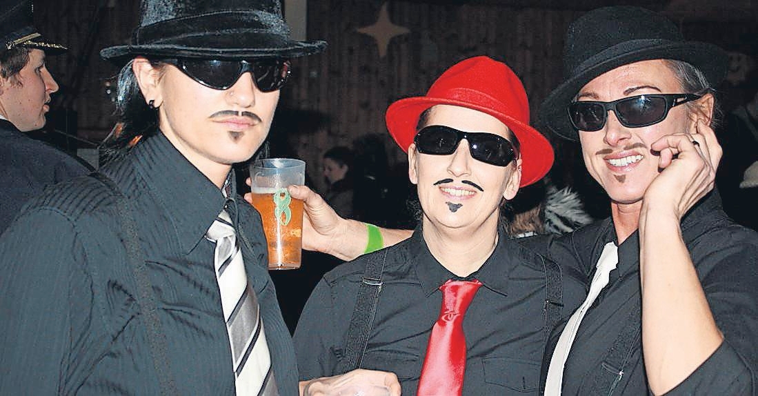 Polizei droht mit Handschellen