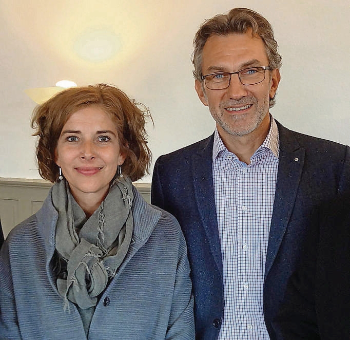 Ehepaar Merz im Gespräch