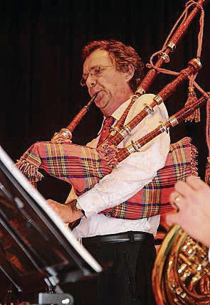 Sogar ein Dudelsack kommt zum Einsatz