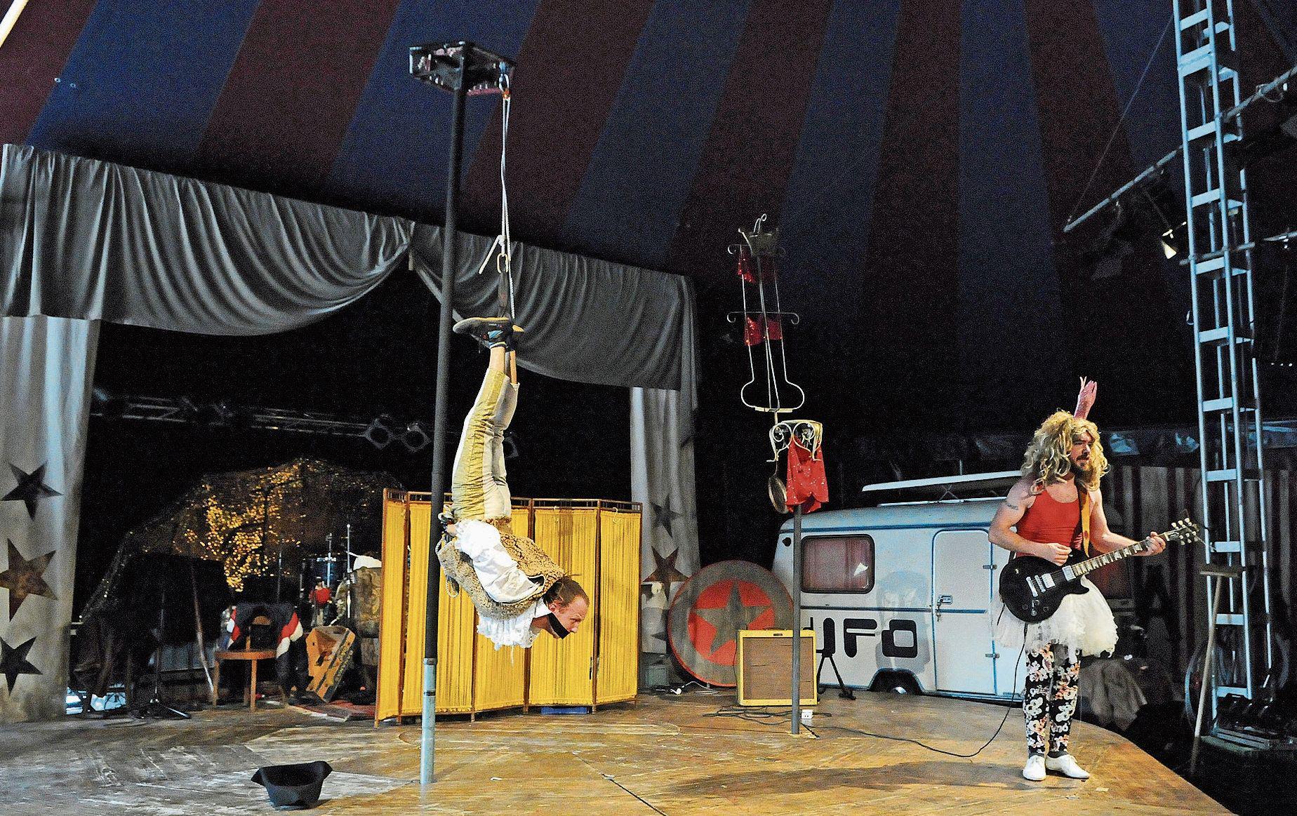 SPEKTAKEL: Der Narr hat sein eigenes Zelt