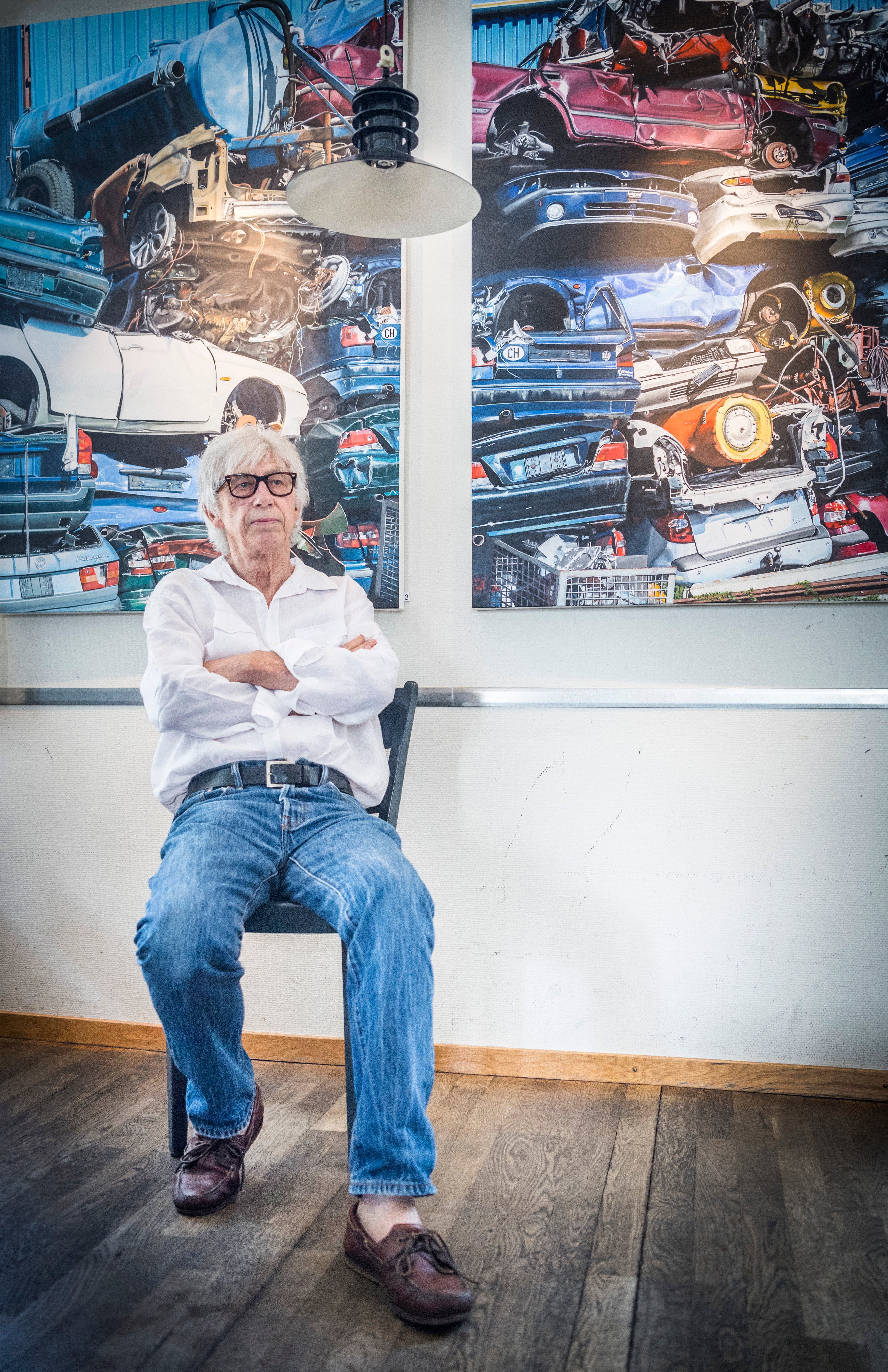 Maler zeigt die Schönheit von Autoschrott in seinen Bildern