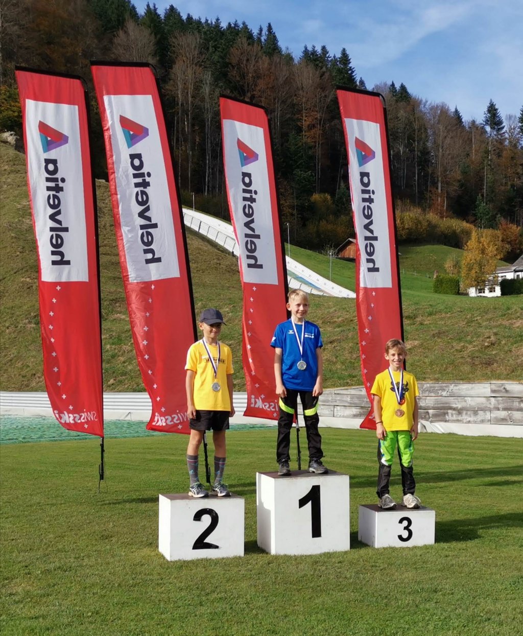 Skispringer Elias Arnold springt auf das Podest