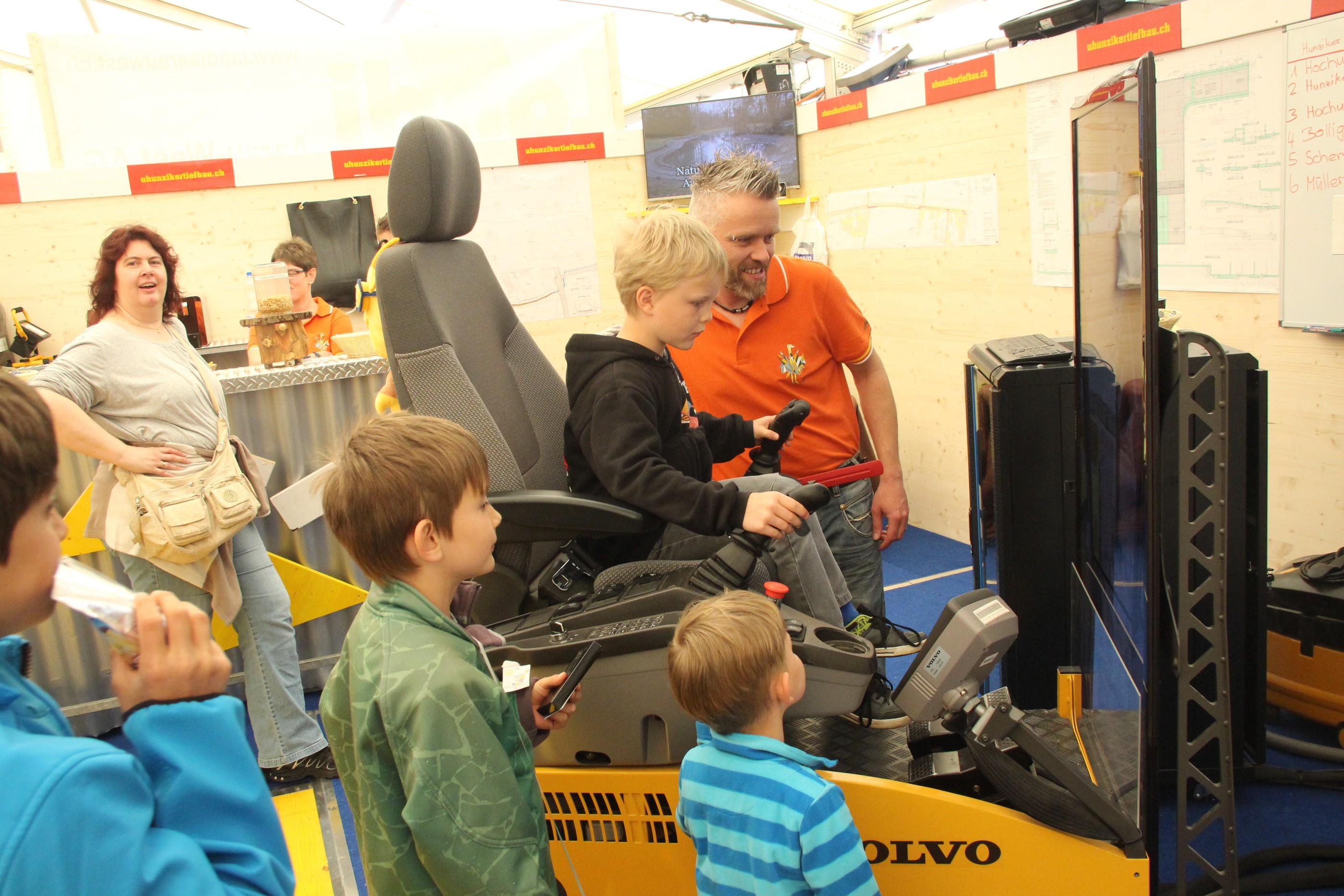 Der Bub baggert besser als sein Papi