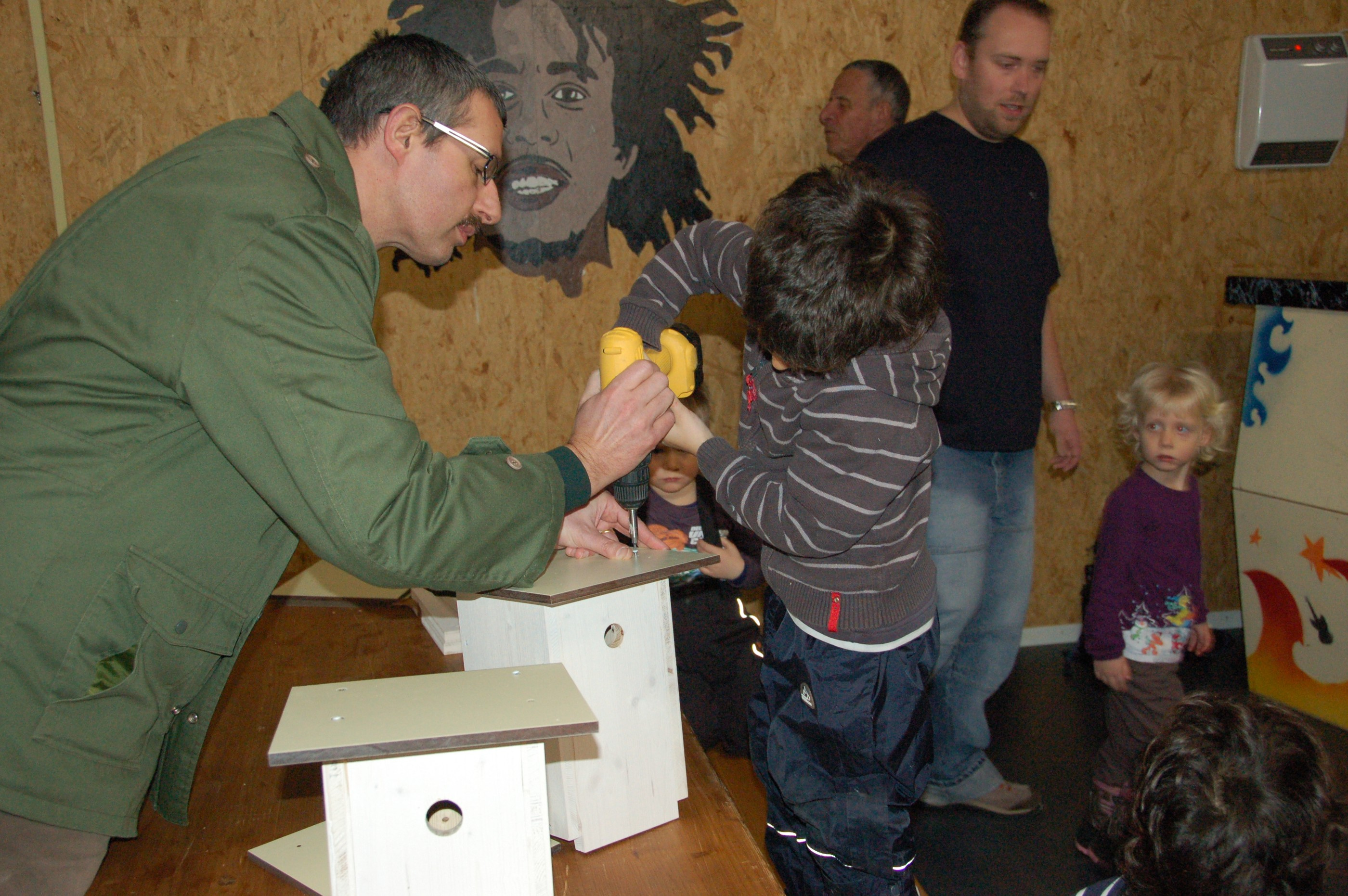 Kinder bauen Nistkästen