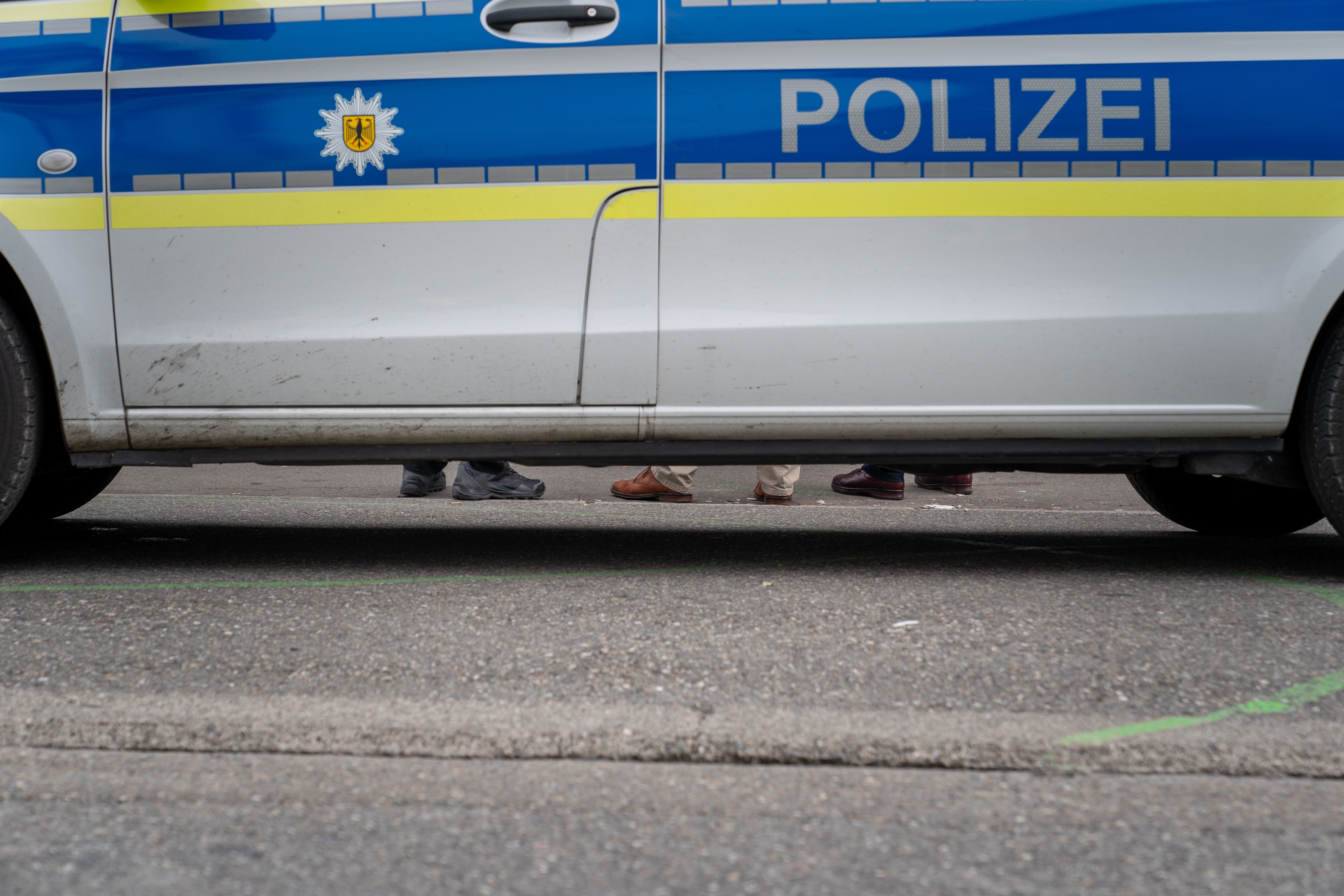 Mann fährt mit Auto in eine Gruppe: Frau und Tochter unter den Opfern