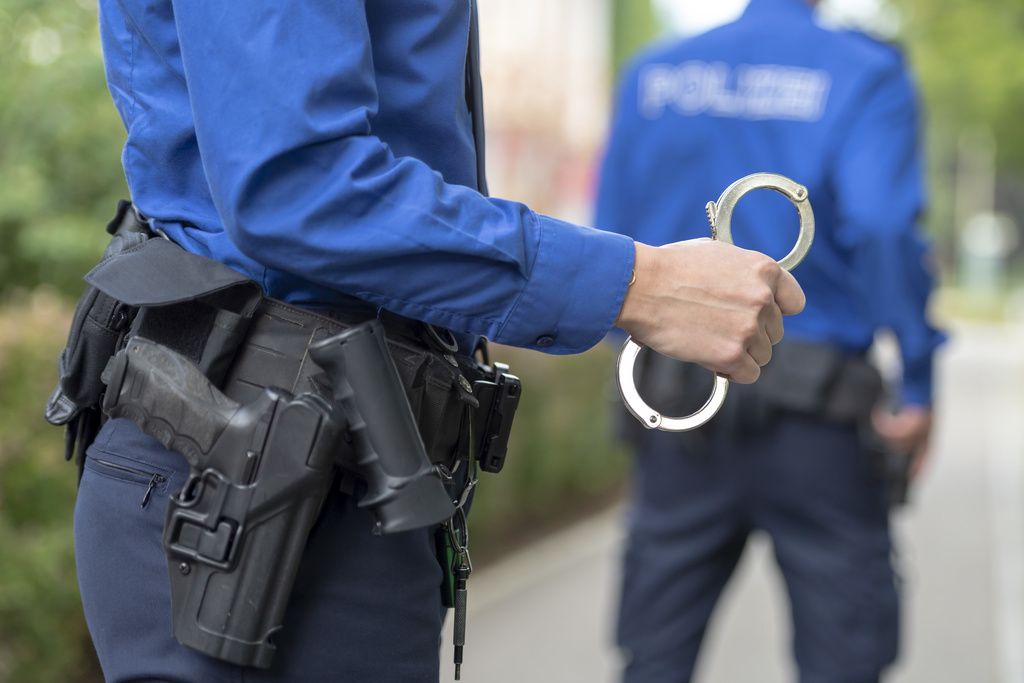 Polizeieinsatz in Menzingen: Drei Männer in Handschellen abgeführt