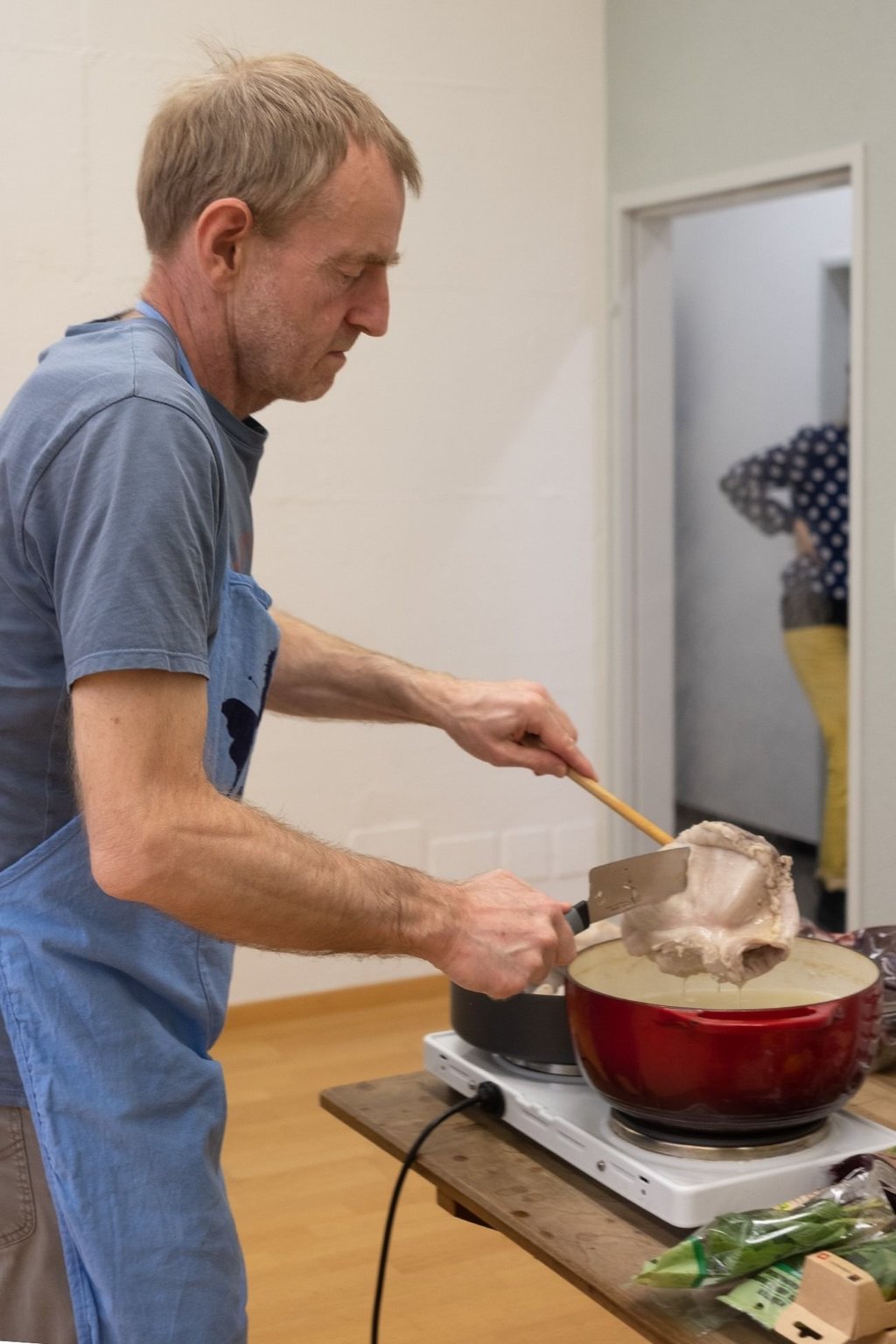 Autor zeigt im Haus für Kunst Uri, wie man Lammhoden zubereitet