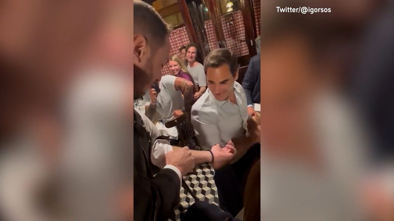 Fan mit Federer-Tattoo trifft sein Idol in einem Restaurant