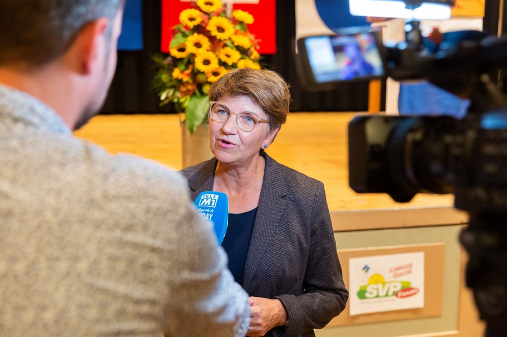 Bundesrätin Viola Amherd wirbt in Lenzburg für mehr Frauen in der Armee ...
