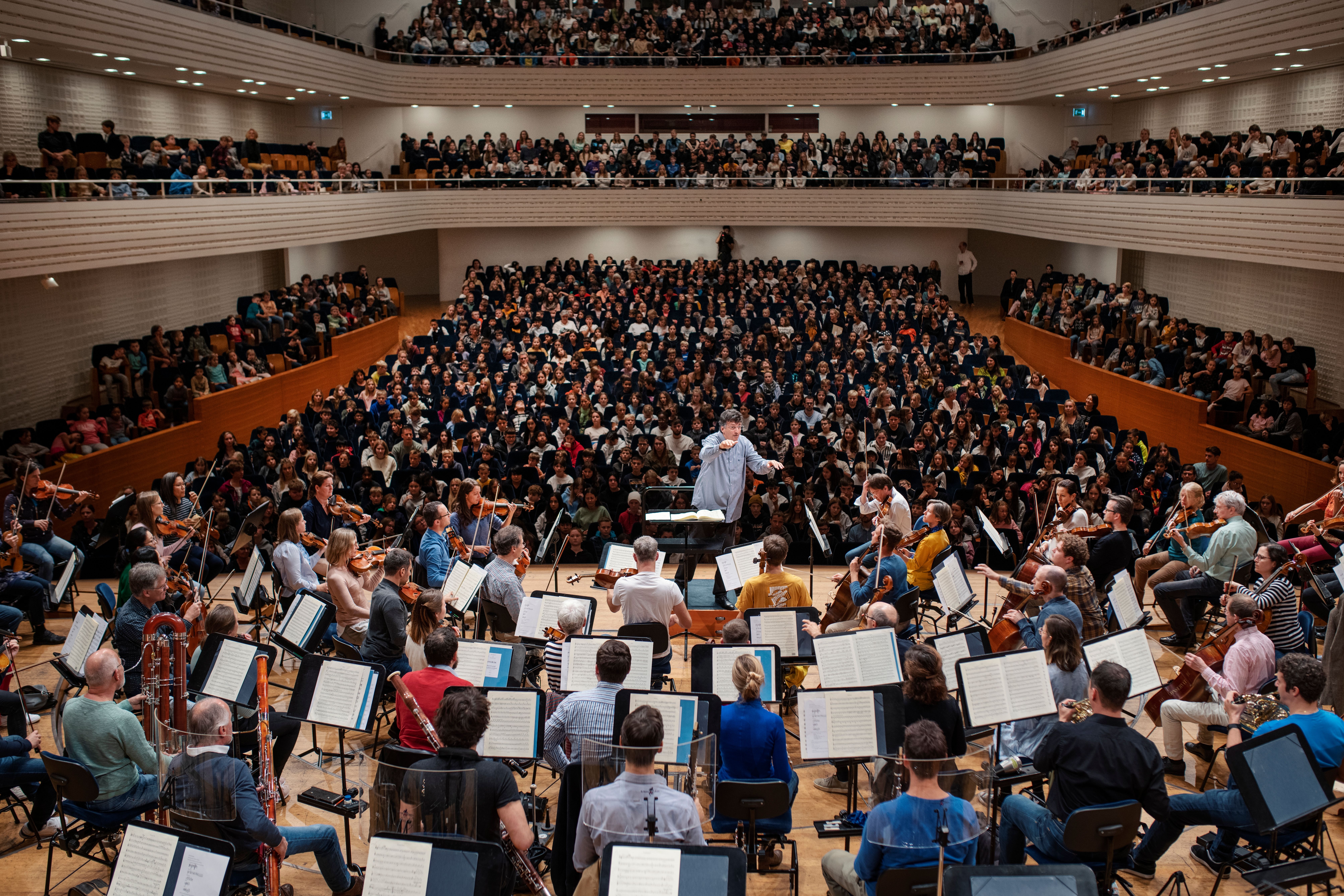 Luzerner Sinfonieorchester vor 1500 Jugendlichen im KKL