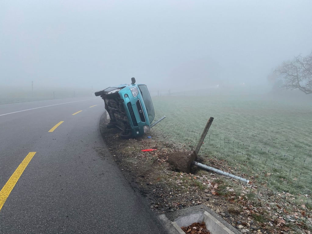 Baar: Autofahrerin bleibt bei Selbstunfall unverletzt