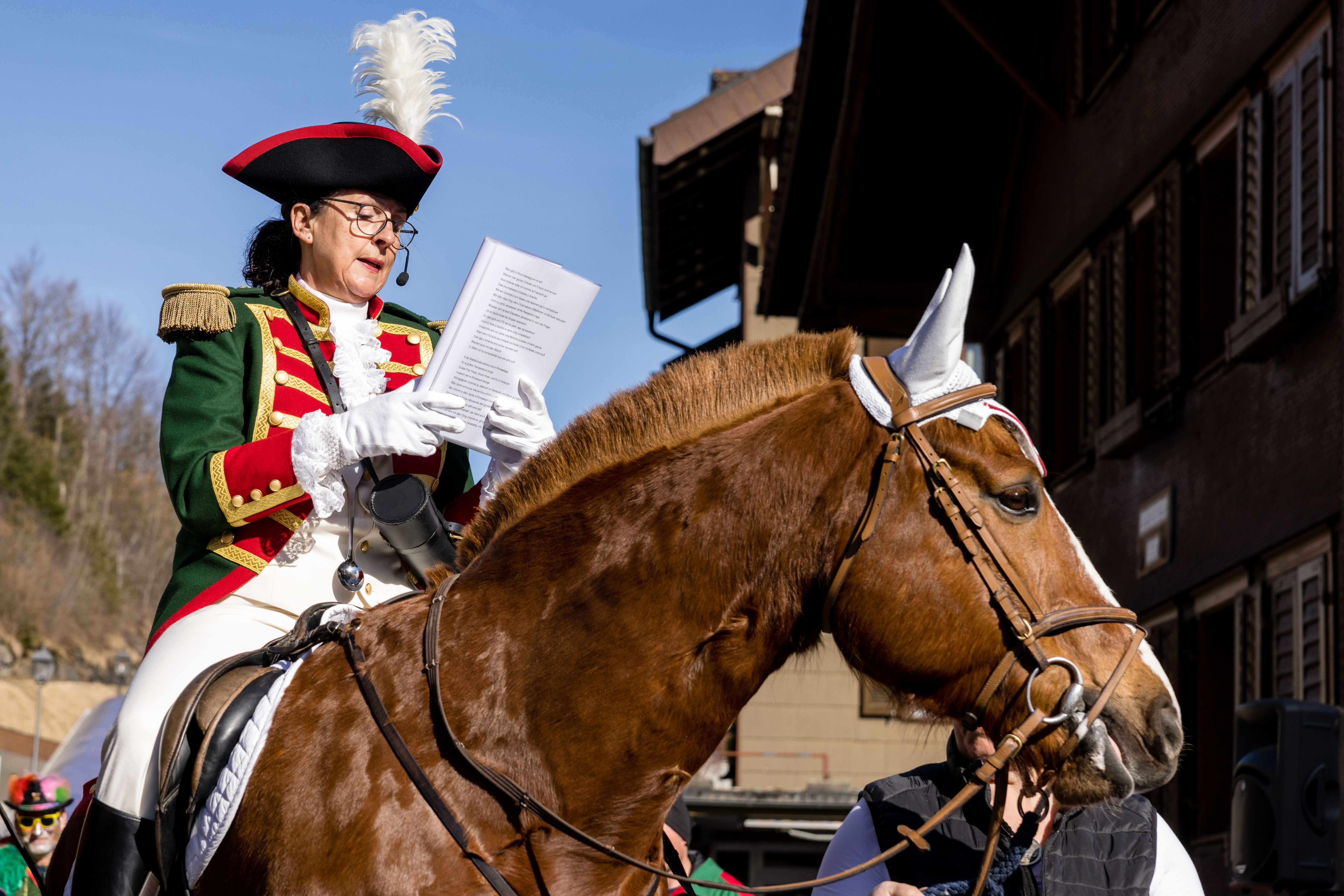 Hirsmändigs-Botin nimmt alle und alles auf die Schippe