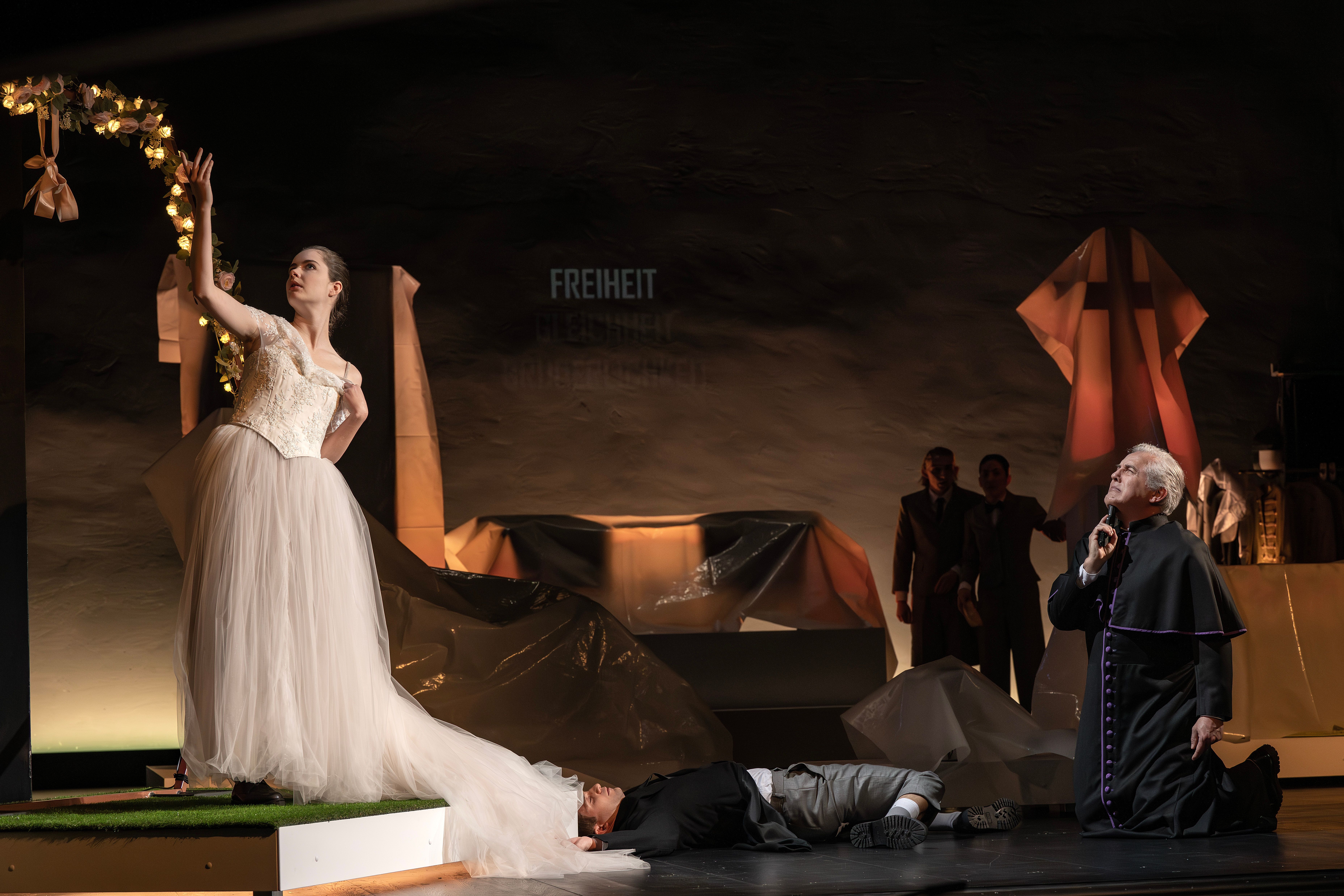 Tobs: Deutschsprachige Erstaufführung der Revolutionstriologie