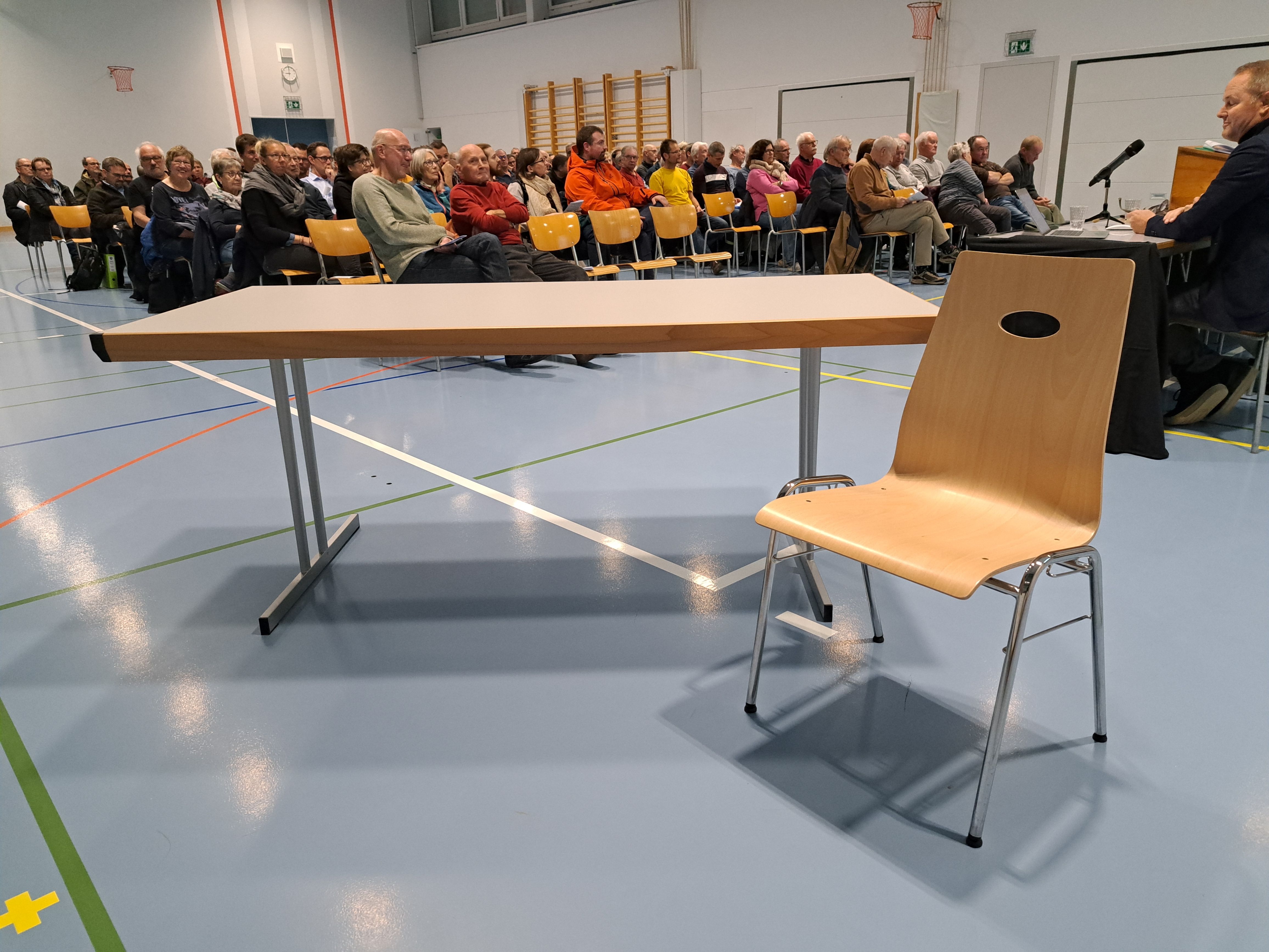 Gemeindeversammlung Villnachern: Ammann Roland König erklärt Wohnsituation