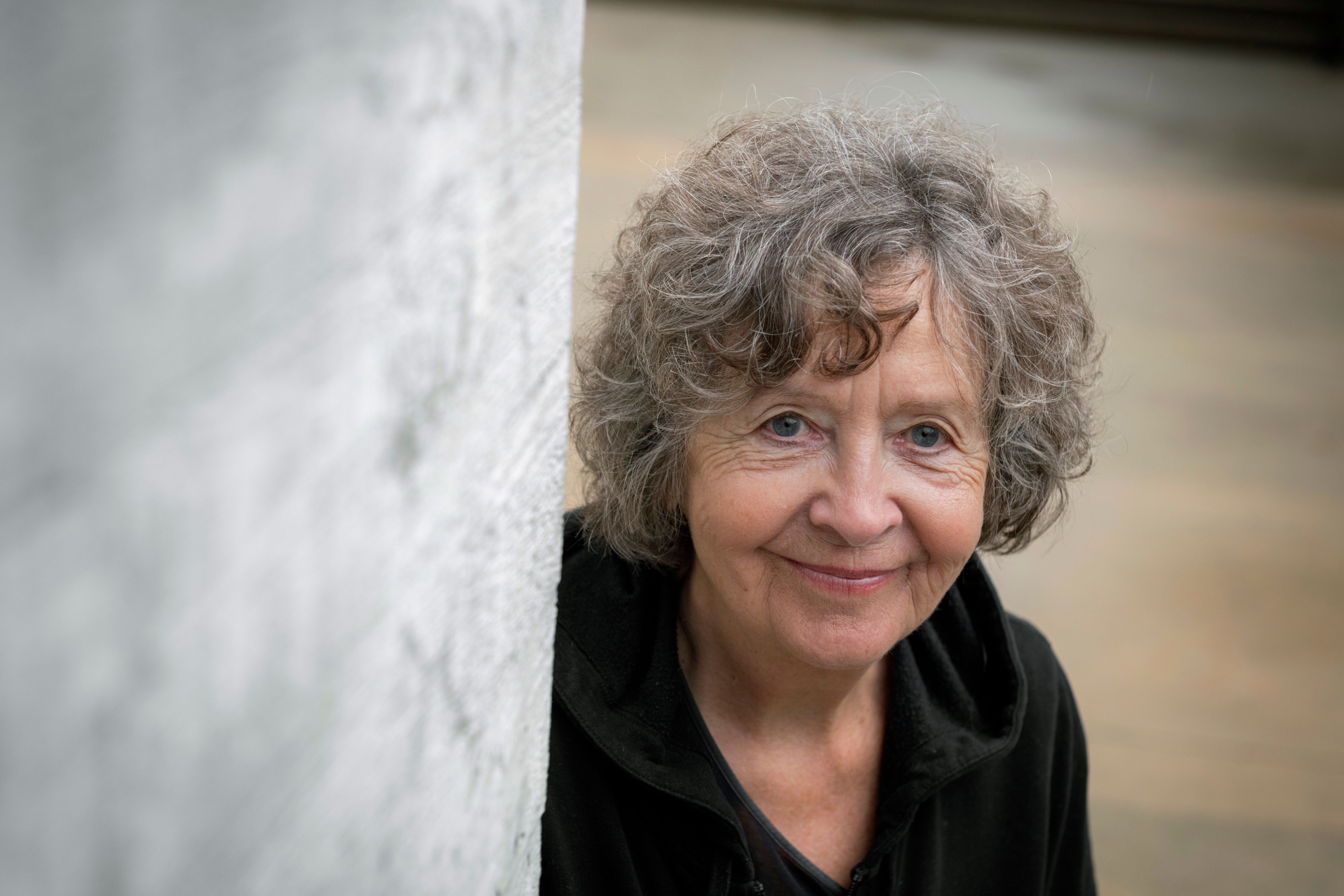 Angelika Waldis: Neuer Roman "Hier. Dort. Fort" packt sprachlich und ...