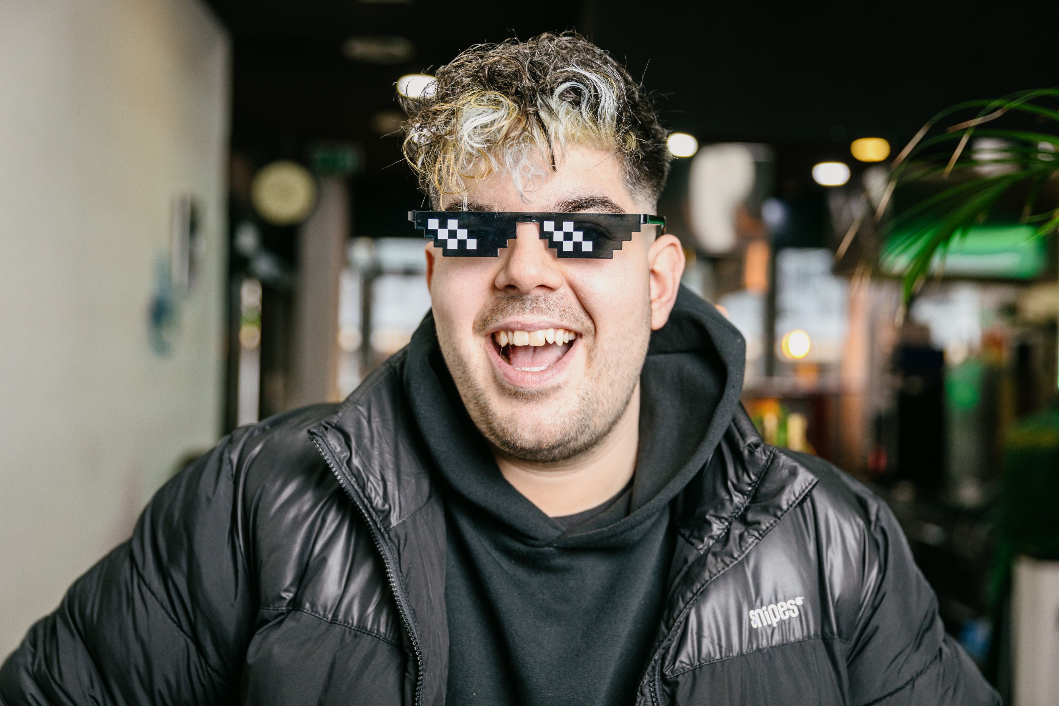 Influencer Steve Merson feiert mit Fans im Alpamare