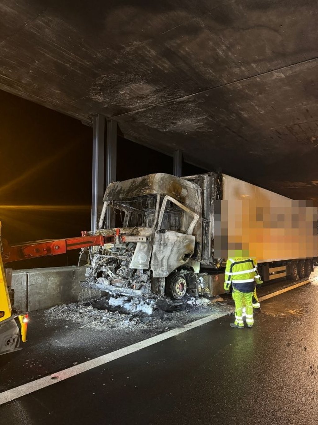 Lastwagen brennt auf A2 - Autobahn gesperrt