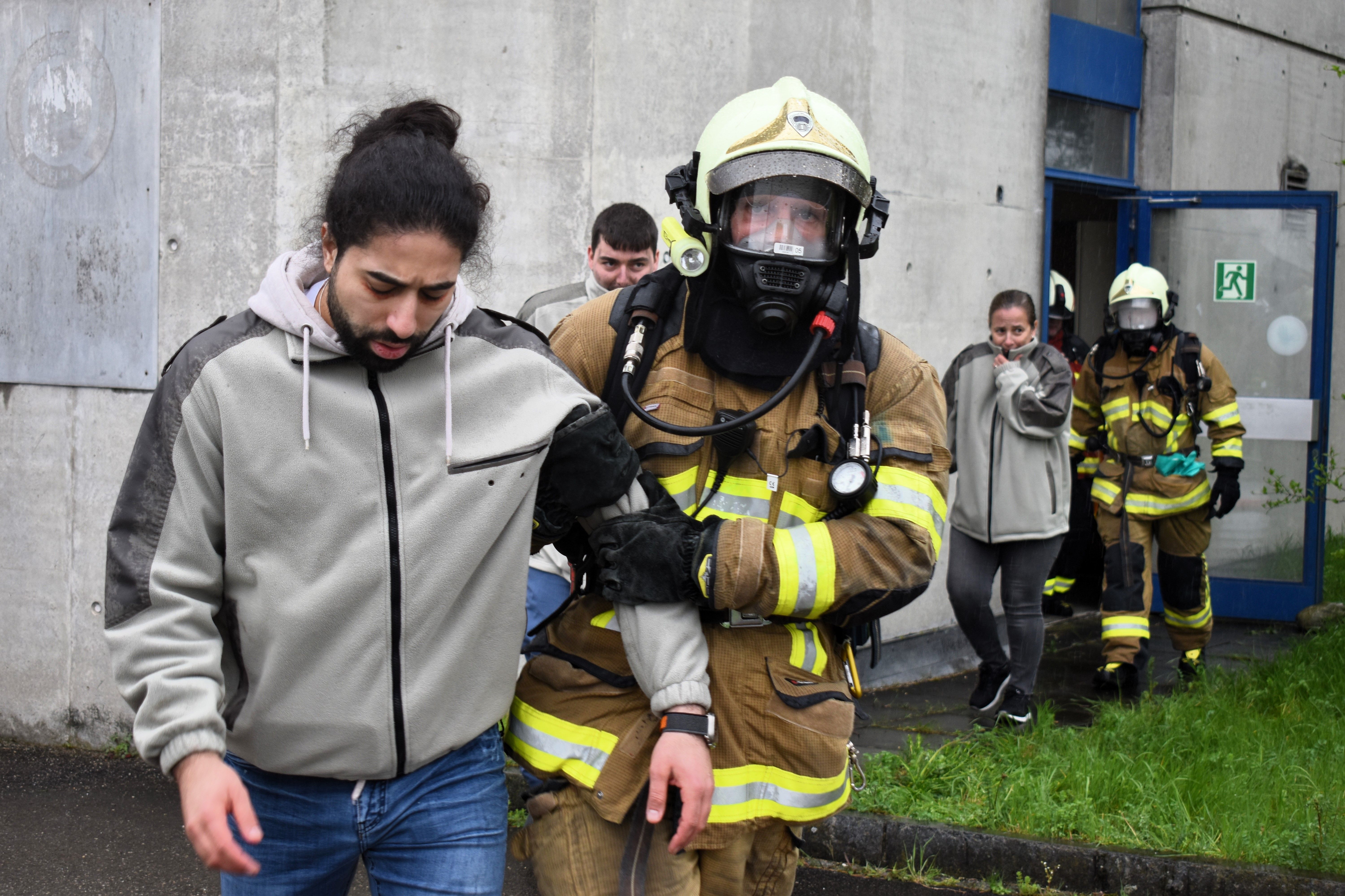 Grossalarm in Sisseln: Hunderte Einsatzkräfte üben Ernstfall bei DSM ...