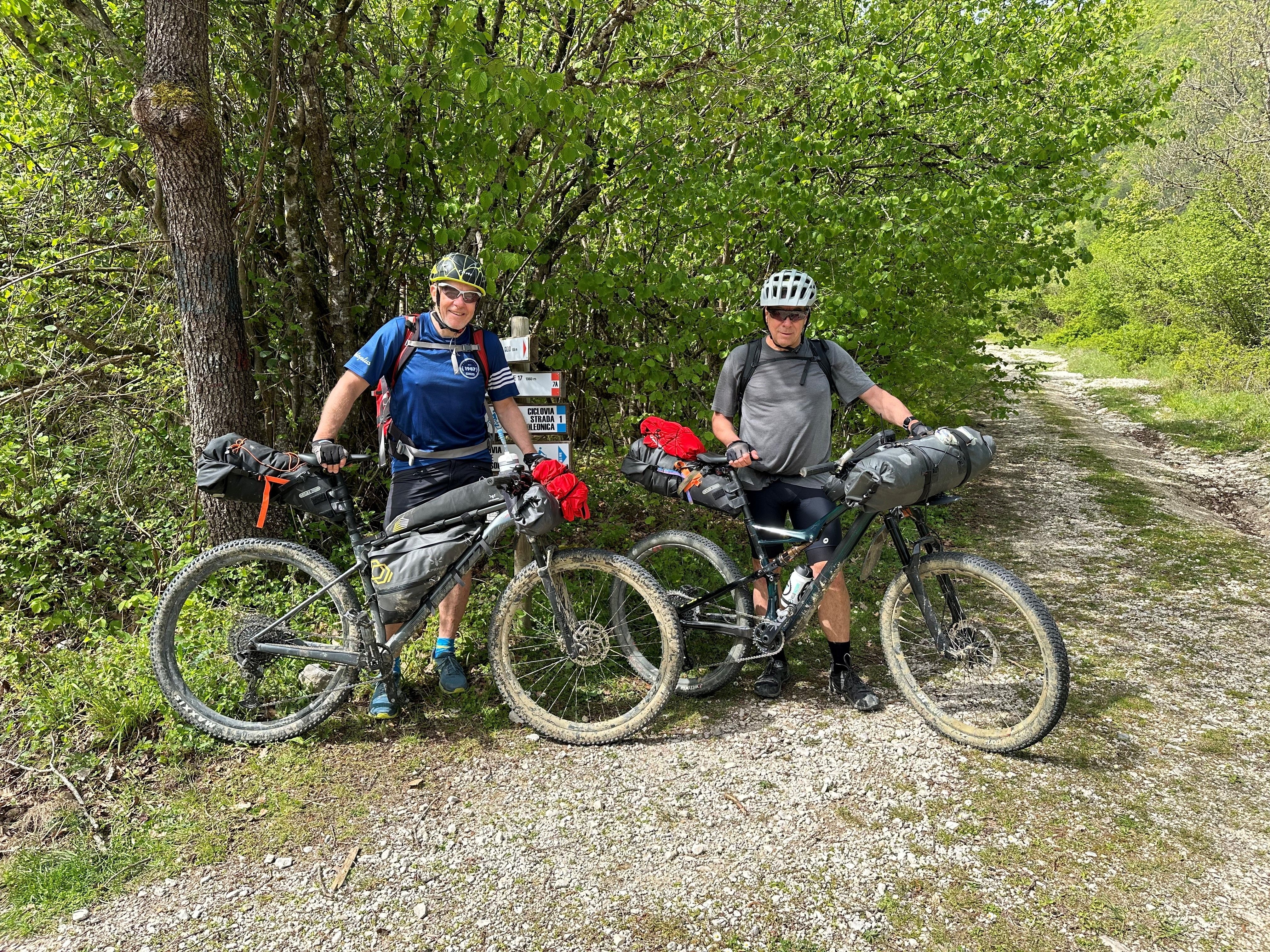 Thomas Kähr und Christoph Liebetrau fahren mit dem Mountainbike Italien ...