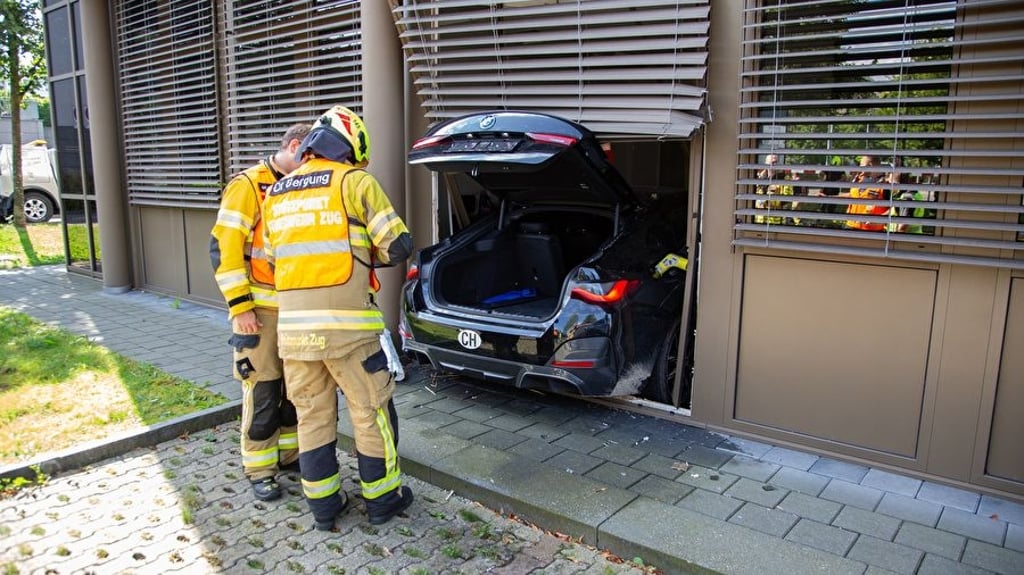 Baar: Auto durchbricht Hauswand