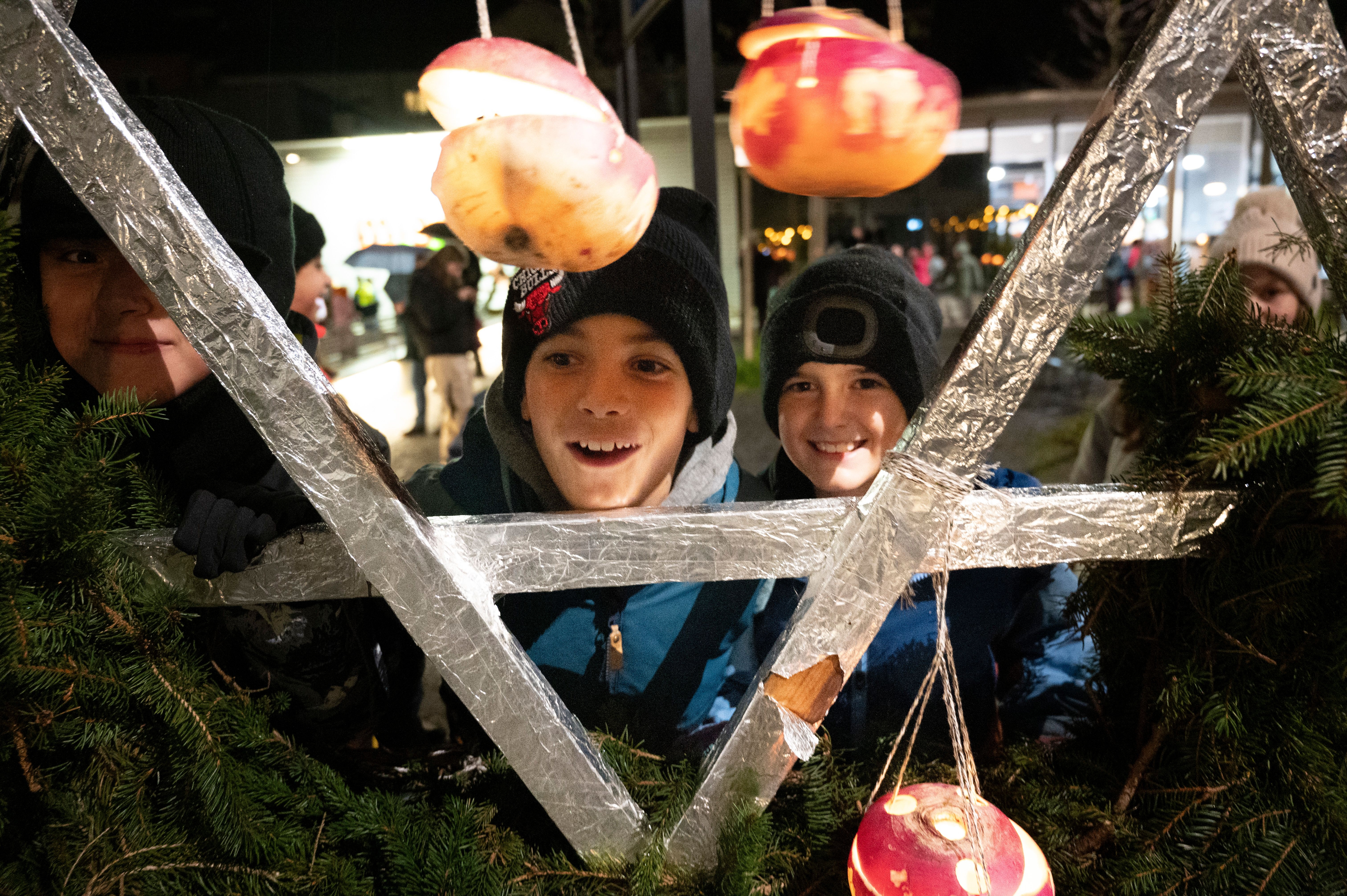 Leuchtende Räben und strahlende Kinder: Impressionen der Flawiler ...