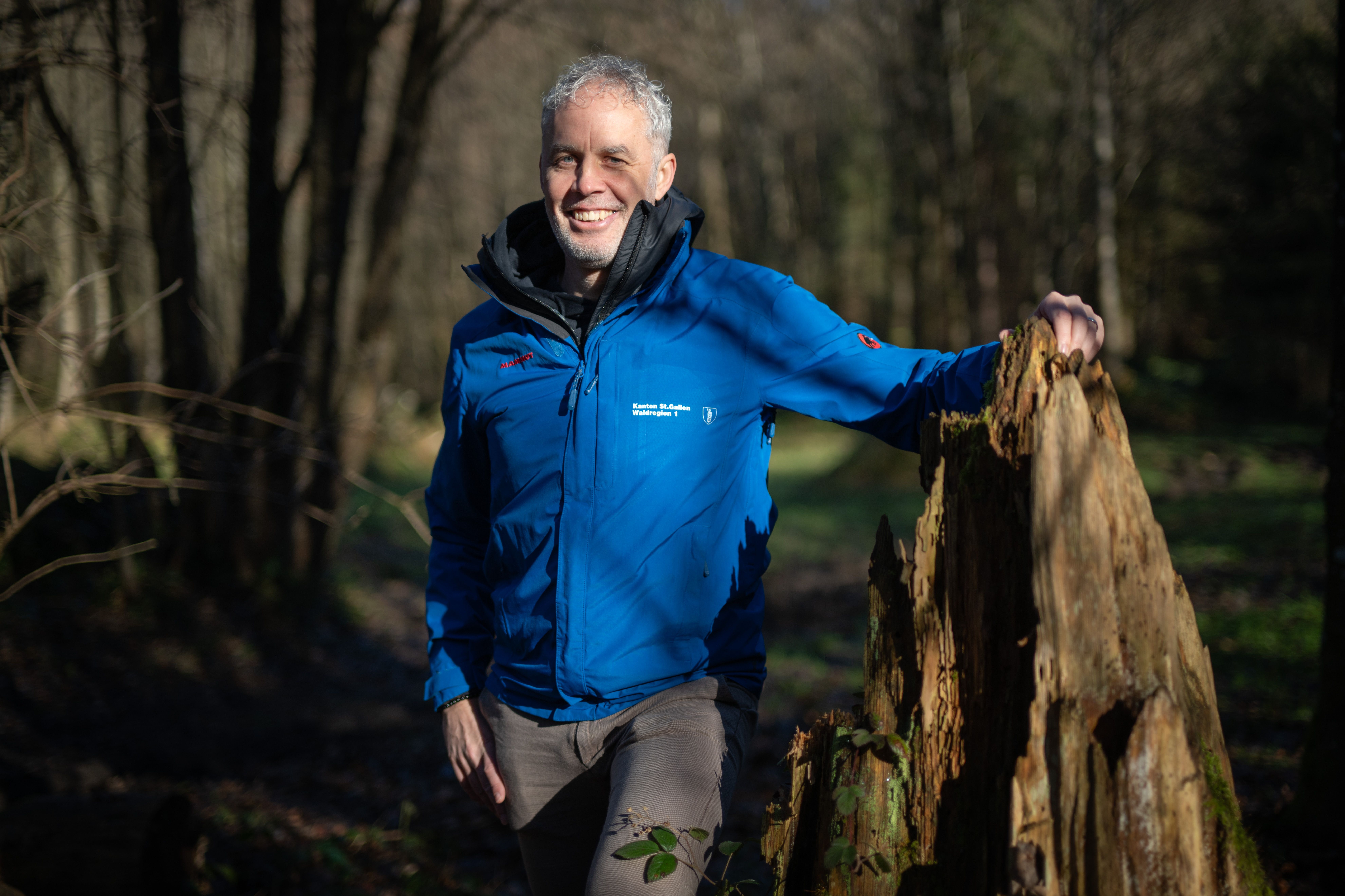 St.Galler Förster Raphael Lüchinger im klimafesten Gründenwald