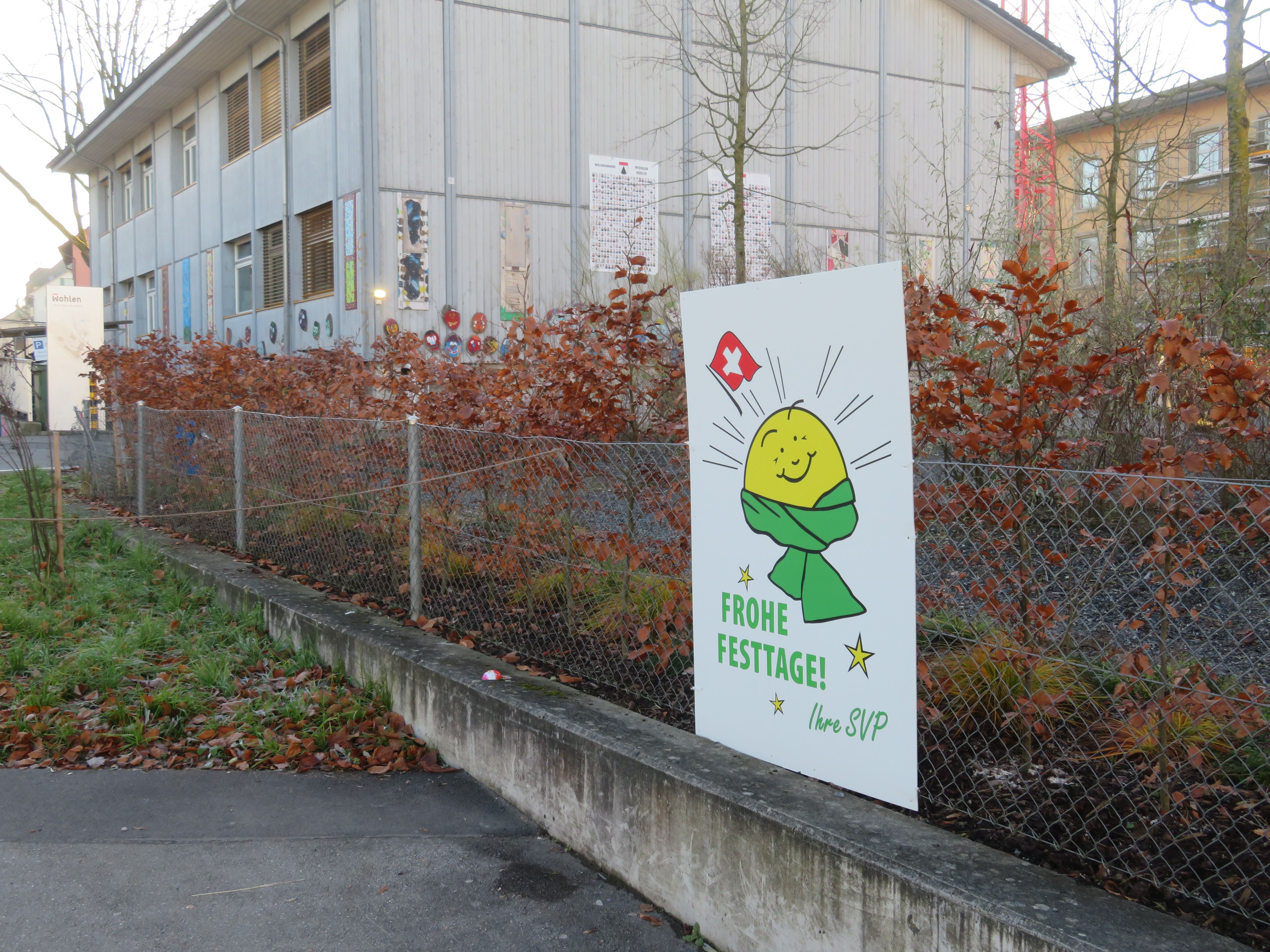 SVP-Plakate mit Festtagsgrüssen in Wohlen waren illegal