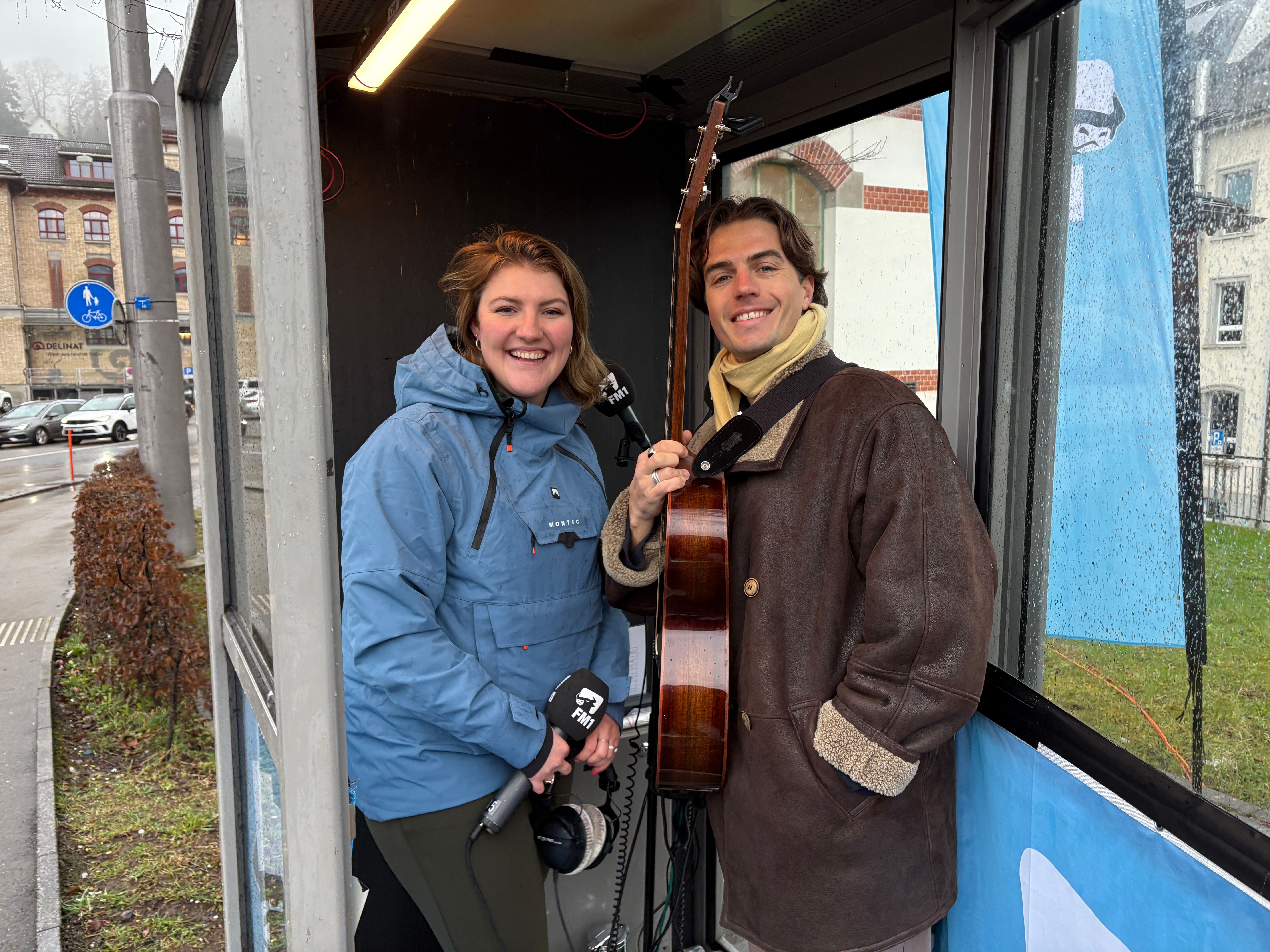 FM1-Radiomoderatorin Nadja Hüppi sendete aus einer Telefonkabine in St ...