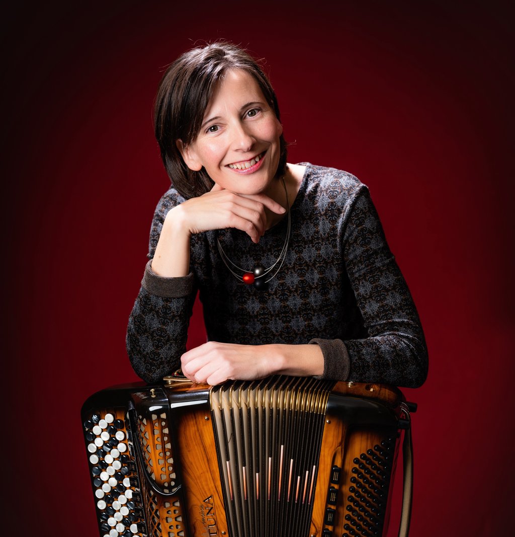 Claudia Muff spielt mit der Luzerner Ländler-Band in Amsteg