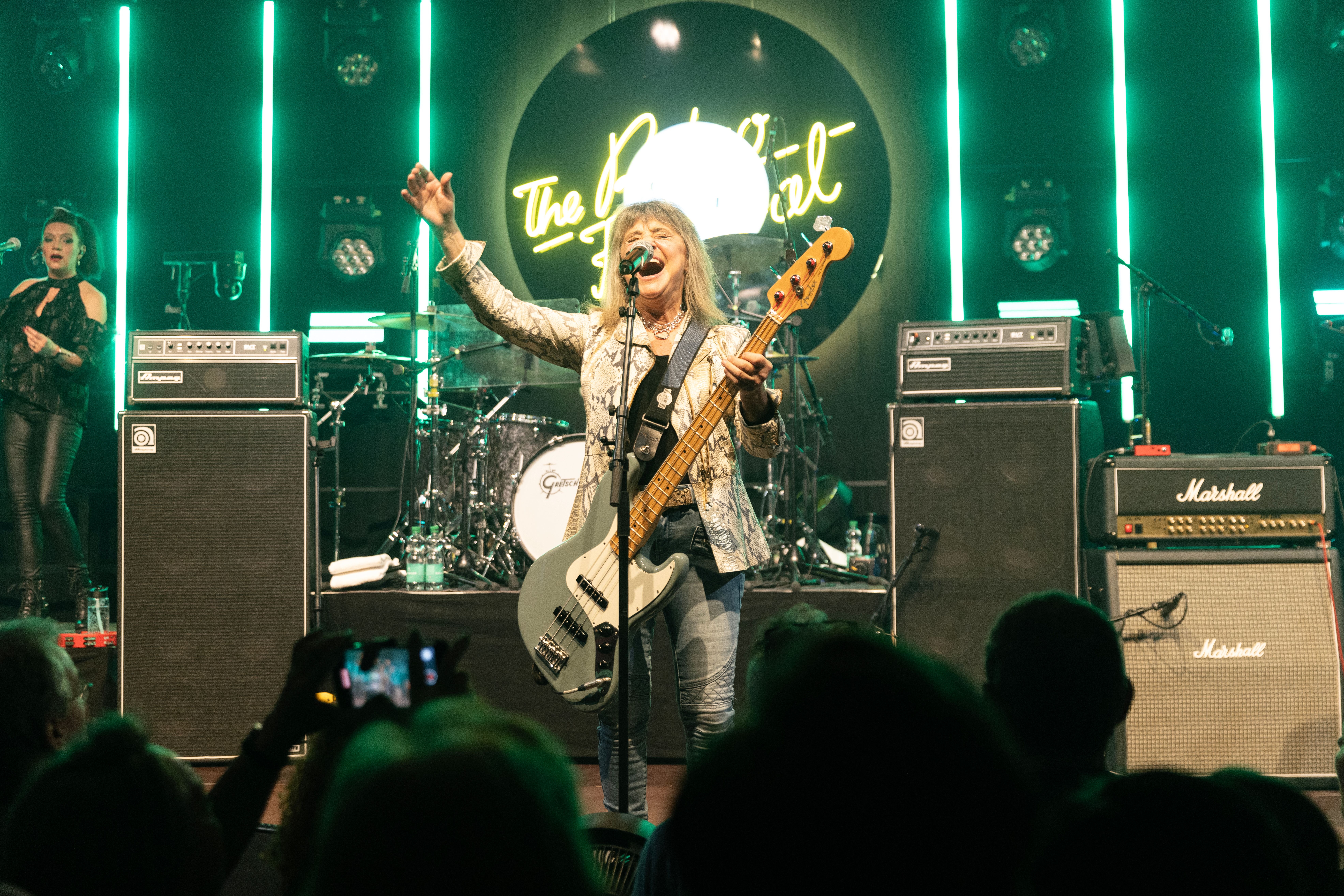 Suzie Quatro am Retro Festival: Wilder Rock und der zur Weltlage ...