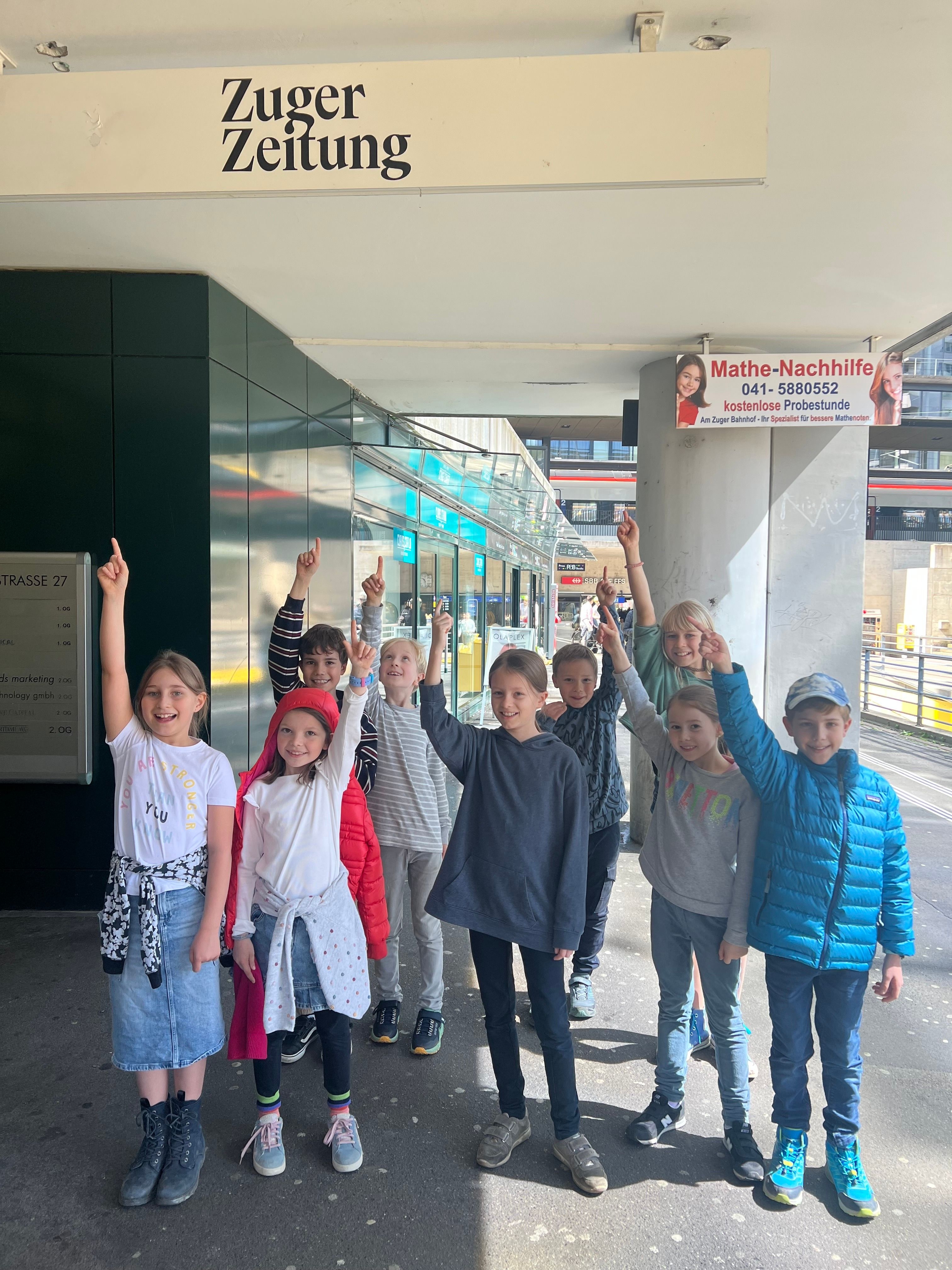 Die Pullout-Gruppe der Tagesschule besucht die Redaktion der «Zuger Zeitung»