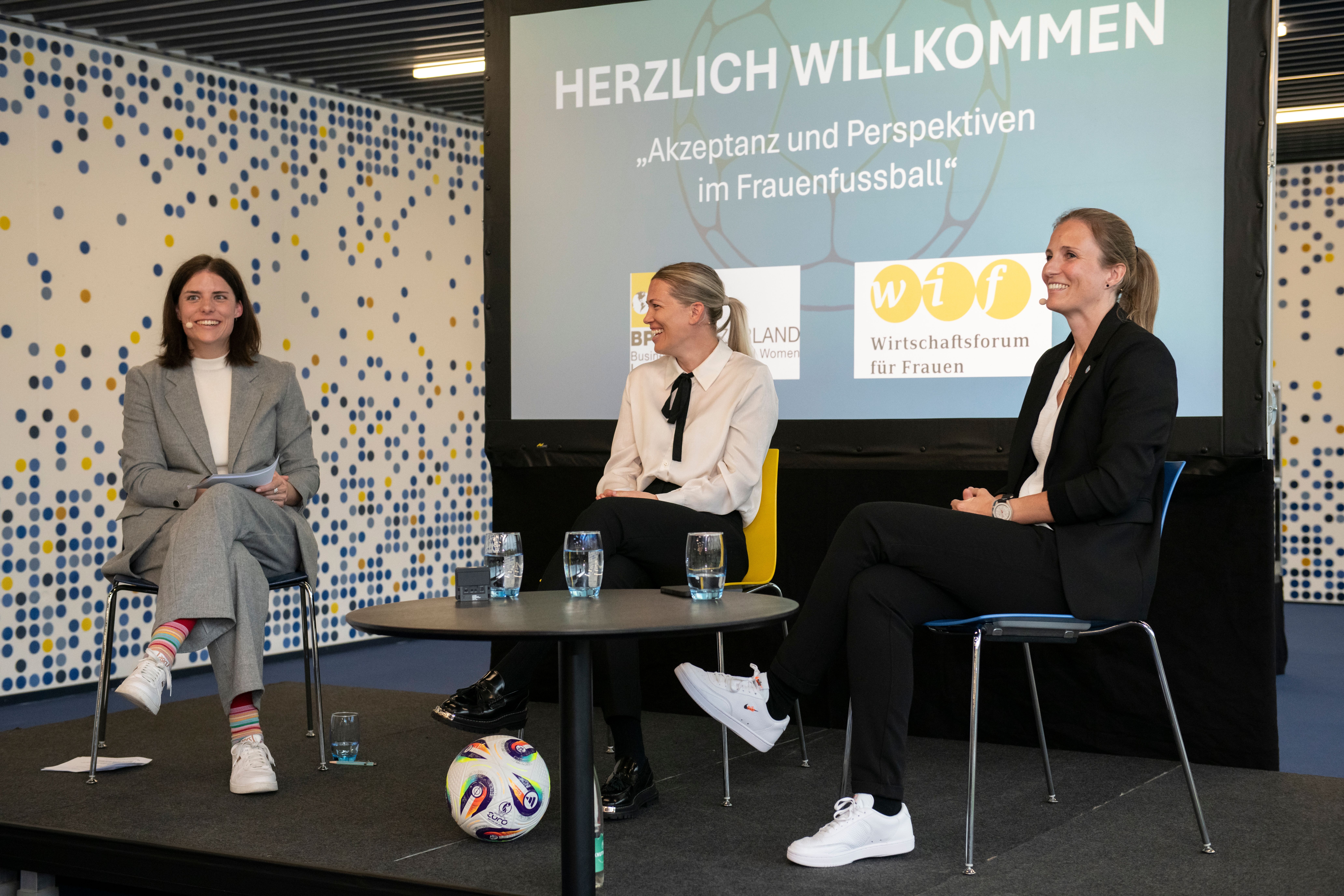 Frauen-Fussball-EM: Lara Dickenmann und Leevke Stutz im Gespräch