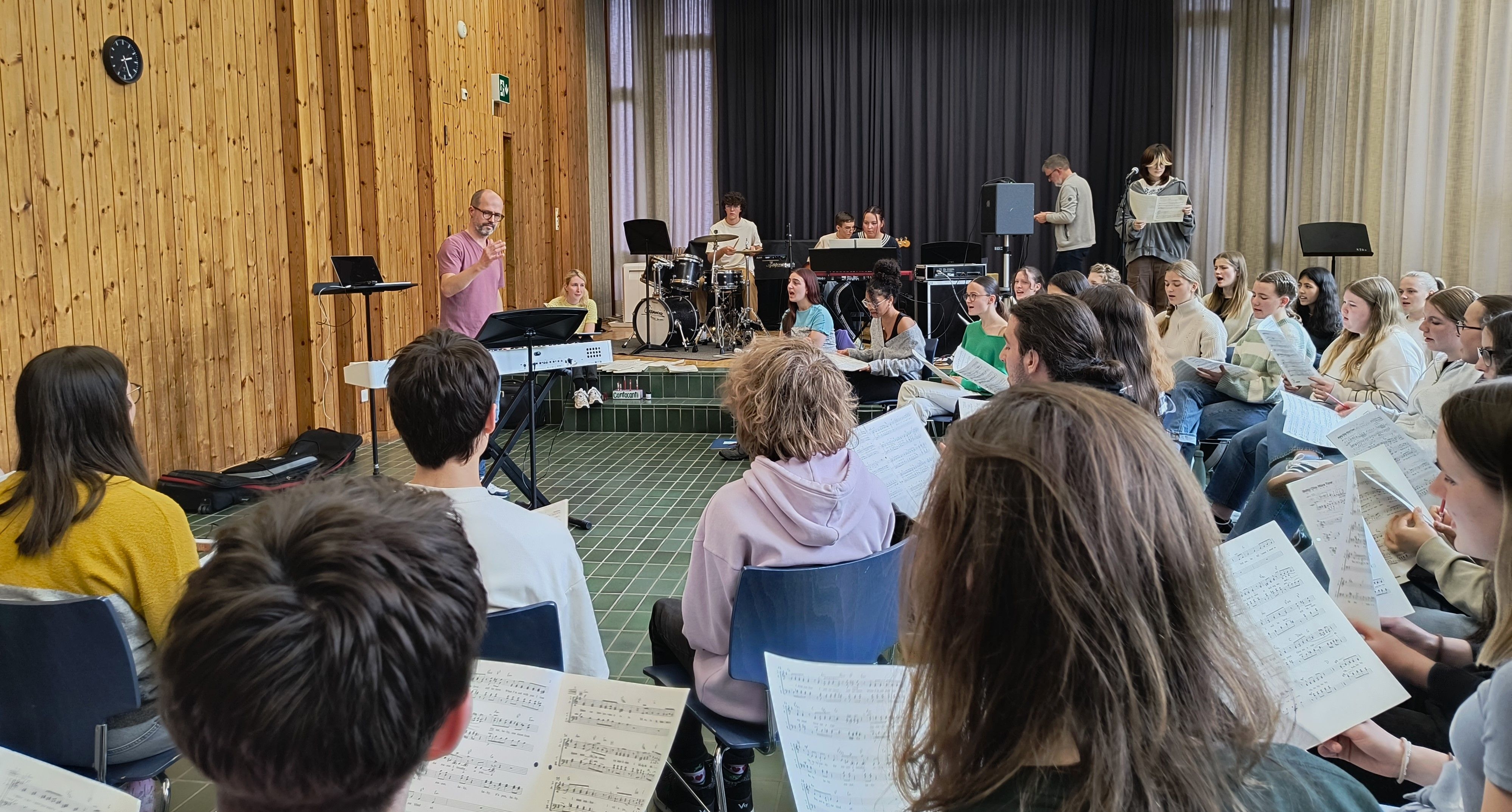 Chor der Kanti Wattwil «Cantacanti» besingt im Juni die 90er