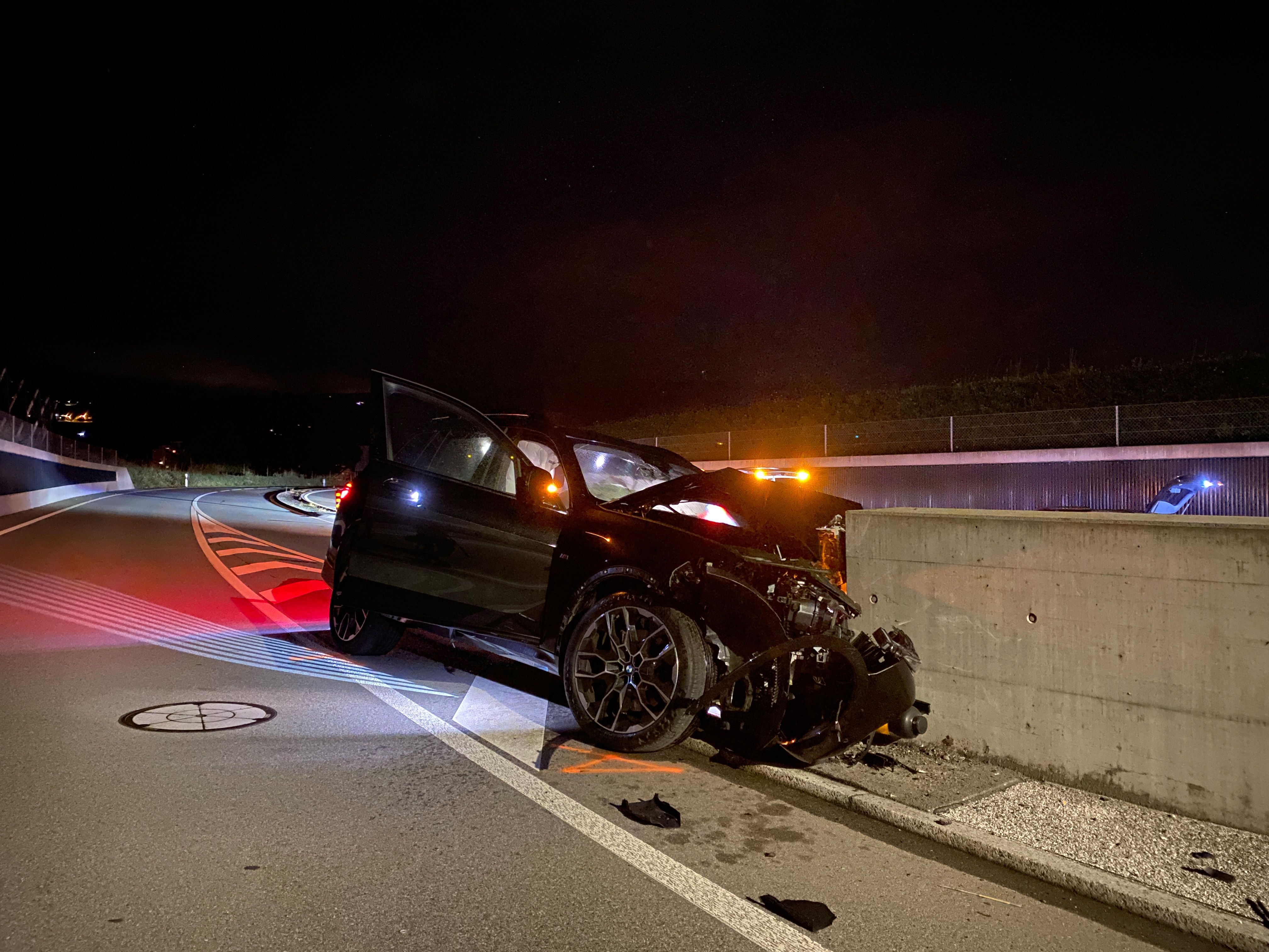 Baar: Auto prallt in Mauer – zwei Personen verletzt