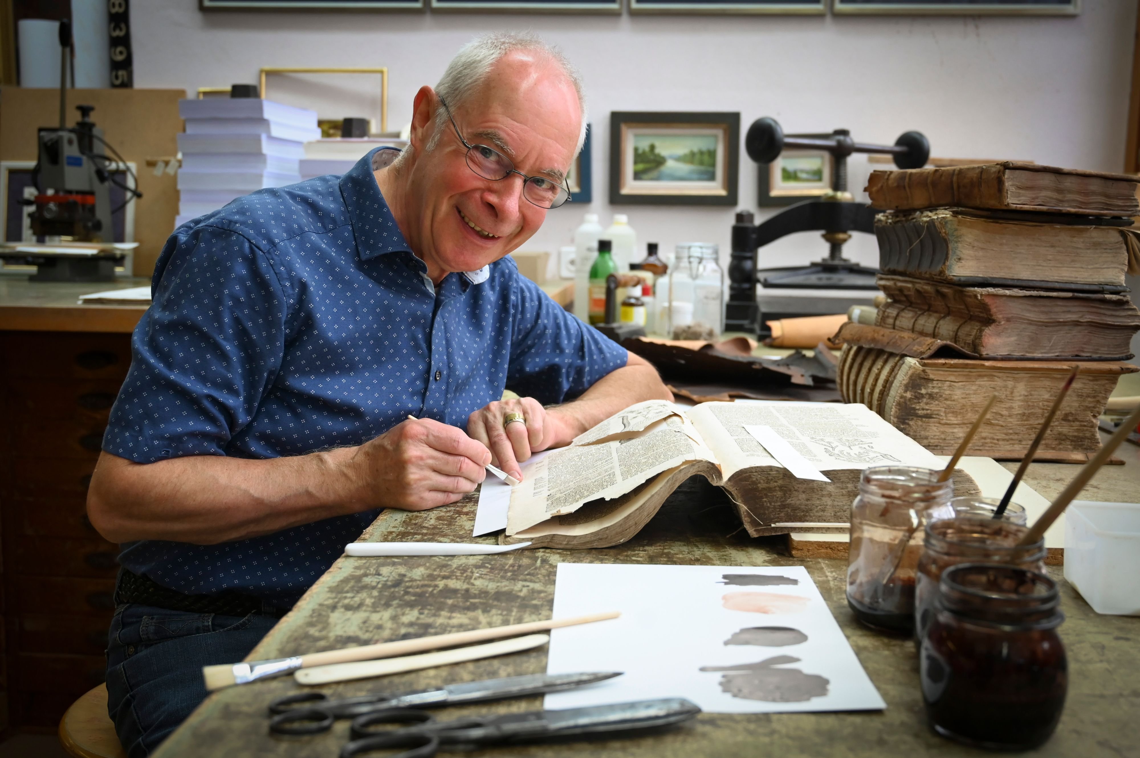 Buchrestaurator Roman Egger in Niederbüren gibt Einblick in sein Handwerk