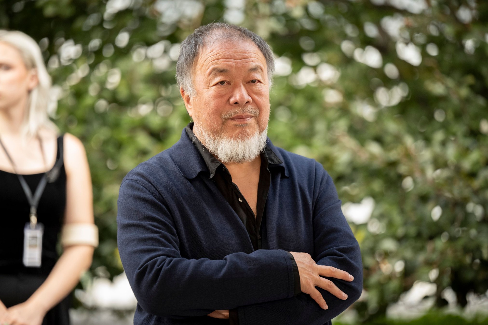 Chinesischer Künstler Ai Weiwei zeigt Europa den Stinkefinger